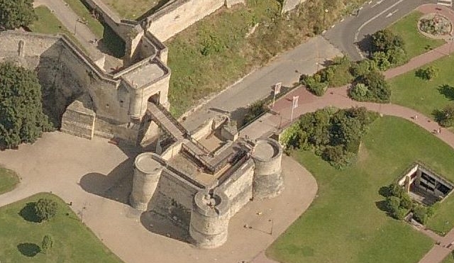 Le château de Caen : visite aérienne d'une grande forteresse médiévale ...